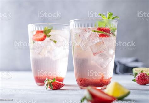 신선한 딸기 모히토는 그림자가 있는 밝은 배경에 베리 라임 민트 얼음이 있는 유리에 담겨 있습니다 파티를 위한 여름 상쾌한 음료의 개념 0명에 대한 스톡 사진 및 기타