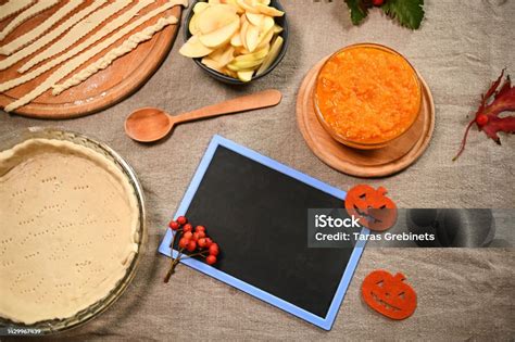 블랙 보드 복사 광고 공간 미국 고전 추수 감사절 호박 파이의 재료 옆에 홍보 텍스트를 삽입 가을에 대한 스톡 사진 및 기타 이미지 Istock