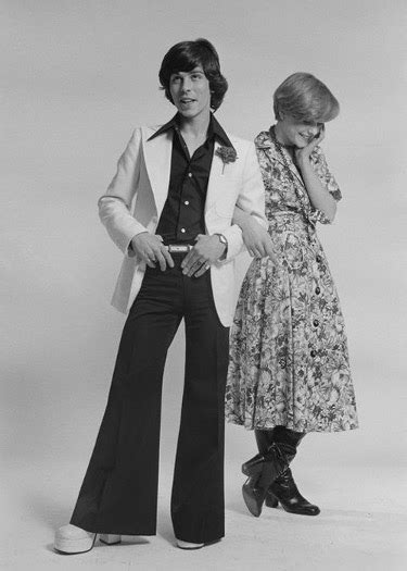 زنان و مردان ایرانی در دهه 50 چگونه لباس می‌پوشیدند؟ ژیوار اسکارف