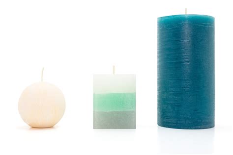 백색과 착 색 된 파라핀 양 초 세트 클리핑 패스와 함께 흰색 바탕에 놓여 있습니다 촛불 조명 장비에 대한 스톡 사진 및 기타 이미지 촛불 조명 장비 파란색 컷아웃