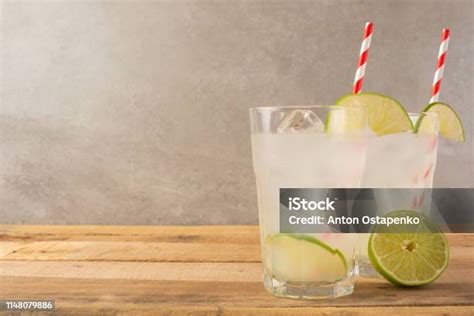 여름 시원한 음료 라임과 얼음을 사용한 레모네이드 공간을 가진 두 개의 안경 여름 분위기 상쾌한 음료 신선 함 0명에 대한 스톡 사진 및 기타 이미지 Istock