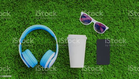 블루 무선 헤드폰 스마트폰 커피 컵 녹색 잔디 배경선글라스 상단 보기 닫기 개념에 대한 스톡 사진 및 기타 이미지 개념
