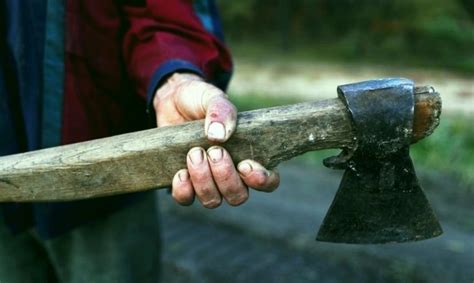 Екшън във Врачанско Купонджии нахлуха в дома на съседи с брадви и ножове двама са в болница