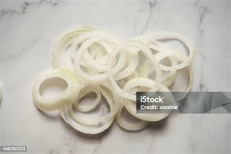 하얀 대리석 배경에 얇게 썬 양파를 반지 사진은 얇고 두꺼운 고리로 얇게 썬 양파가 어떻게 생겼는지 보여줍니다 0명에 대한 스톡 사진 및 기타 이미지 Istock