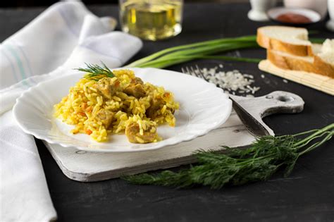 전통적인 필라프 고기 당근 양파를 흰 배경에 곁들인 쌀 포크에서 자란 슬라이스 0명에 대한 스톡 사진 및 기타 이미지 0명