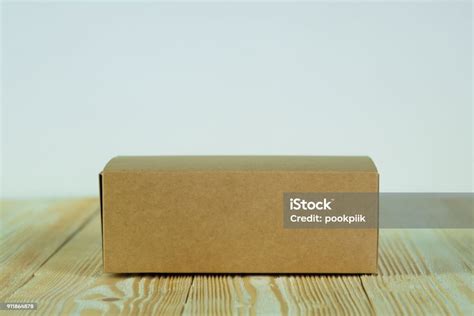 빈 공간을 복사 나무 테이블에 모의 대 한 갈색 골 판지 상자를 올랐다 0명에 대한 스톡 사진 및 기타 이미지 0명 갈색 공란 Istock