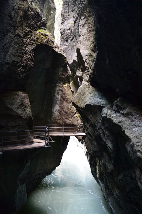 무료 이미지 물 자연 록 모험 강 형성 반사 깊은 협곡 산 풍경 산들 애추 스위스 산 세계 지형 바다 동굴 지리적 특징 핏 동굴