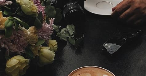Froth Art 기분 좋은 꽃 높은 각도보기 다방 도시 생활 도시 설정 따뜻한 음료 라떼 아트 라떼 폼