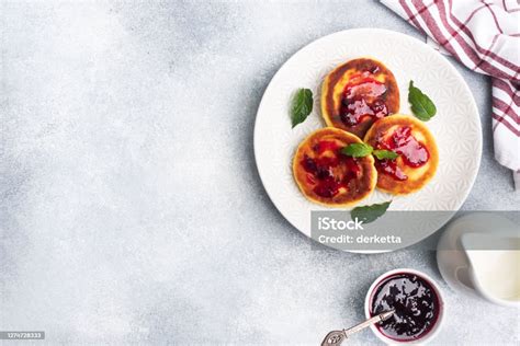 블루베리 잼이 있는 코티지 치즈 의 Fritters 치즈 커드 치즈 케이크 회색 콘크리트 배경에 팬케이크 공간을 복사합니다 가루로 빻은에 대한 스톡 사진 및 기타 이미지