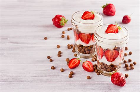 달콤한 아침 식사와 초콜릿 볼 콘플레이크 슬라이스 딸기 나무 칠판 복사 공간에 장식 0명에 대한 스톡 사진 및 기타 이미지