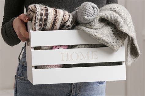 따뜻한 의류 품목 기부 및 자선 개념 가정 생활 조직 및 정리 정돈이 담긴 나무 상자를 들고 있는 여성 가사 집안일에 대한 스톡 사진 및 기타 이미지 Istock