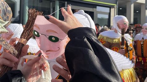 Carnaval De Binche Les Gilles Ont Sorti Leurs Chapeaux De Plumes Sous