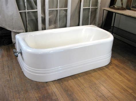 Antique Cast Iron Soaking Tub At 1stdibs Vintage Cast Iron Tub Cast Iron Tub Vintage Old