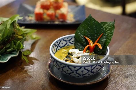 구장 윤기 게 카레 그릇 잎 빨간 고추와 야생 구장 잎 뜨겁고 매운 맛 있는 제공 태국 음식 제조 법 갈고리 발톱에 대한 스톡