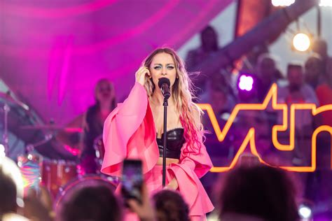 Camille Geeft Dit Weekend Vijf Concerten Voor 40000 Man Matras In De