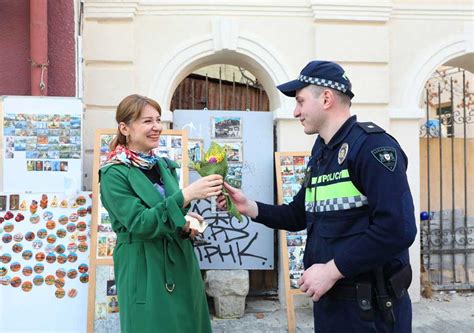 საპატრულო პოლიციის თანამშრომლებმა ქალებს 8 მარტი მიულოცეს [ფოტო] 1tv