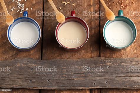 아침 식사로 다이어트 음료 나무 배경에 머그잔에 야채 채식 우유 글루텐과 유당 무료 건강 식품 개념 소박한 스타일 공간을 복사합니다 맨 위 보기입니다 개념에 대한 스톡 사진