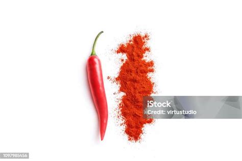 붉은 고추와 파프리카 칠리 파우더 흰색 배경에 고립 위에서 볼 상위 뷰 파프리카에 대한 스톡 사진 및 기타 이미지 파프리카 가루로 빻은 고추류 Istock