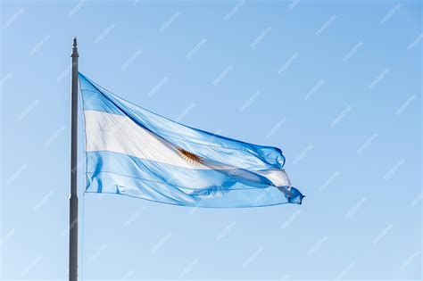 La Bandera Argentina En Un Mástil Revoloteando En El Cielo Foto Premium