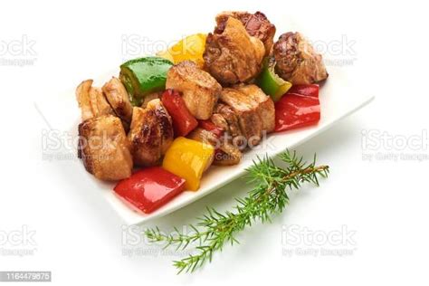 접시에 야채와 구운 바베큐의 조각 흰색 배경에 고립 클로즈업 고기에 대한 스톡 사진 및 기타 이미지 고기 굽기 꼬챙이