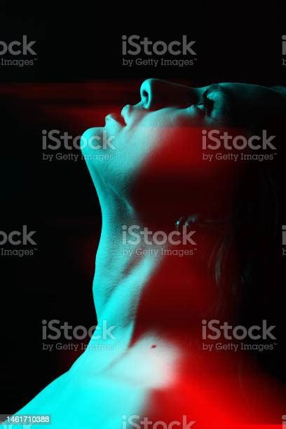 아름다운 여자 얼굴 실루엣 초상화는 Rgb 색상 분할 효과 스타일과 어두운 배경의 빛으로 조명됩니다 3차원 형태에 대한 스톡 사진 및 기타 이미지 Istock