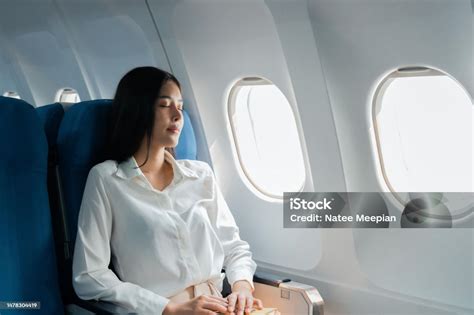 쿠션 비행기에서 자고있는 비행기로 여행하는 여성 승객 비행기에 대한 스톡 사진 및 기타 이미지 비행기 여행 개념 여행 주제 Istock