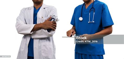 병원에서 디지털 태블릿으로 일하는 똑똑한 의학 의사 흰색 바탕에 의료복을 입은 파란색 간호사 의료 개념 40 44세에 대한 스톡 사진 및 기타 이미지 Istock