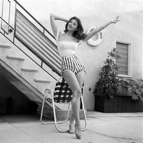 Vikki Dougan 1956 R Oldschoolcelebs