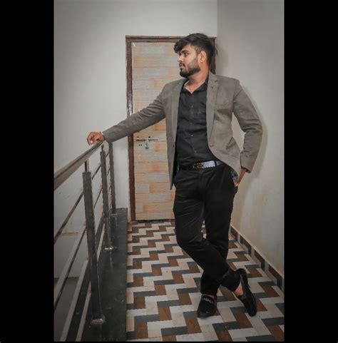 Harsh Raghuwanshi मेरे शब्दों से मेरे अंदर देखना चाहते हो । नादान हो किनारे पर बैठकर समंदर