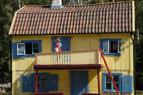 무료 이미지 목재 놀이 지붕 건물 흘리다 시골집 정면 테마 파크 스웨덴 극장 권위 있는 통나무 오두막집 데모 배우 측선 Smaland 어린이