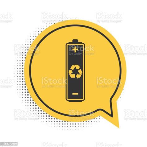 흰색 배경에 격리 된 재활용 기호 아이콘이있는 검은 색 배터리 재활용 기호가 있는 배터리 재생 에너지 개념 노란색 음성 버블 기호입니다 벡터 개념에 대한 스톡 벡터 아트 및