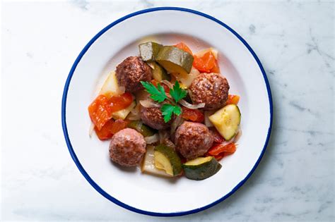 토마토 소스와 다양한 야채를 곁들인 쇠고기 미트볼 전형적인 스페인 타파스 조리법 고기에 대한 스톡 사진 및 기타 이미지 고기