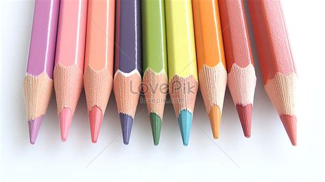 흰색 배경에 배열된 색연필