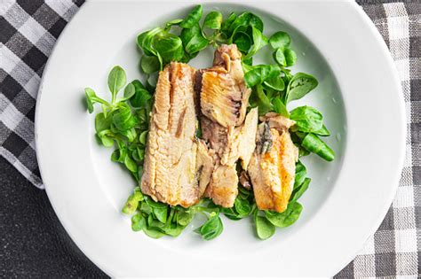 신선한 정어리 샐러드 녹색 잎 아보카도 야채 요리 식사 음식 간식 테이블에 복사 공간 음식 배경 소박한 상위 뷰 건강한 생활방식에 대한 스톡 사진 및 기타 이미지 Istock