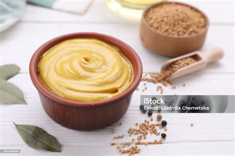 하얀 나무 테이블에 맛있는 겨자와 씨앗이 담긴 그릇 클로즈업 텍스트를 위한 공간 0명에 대한 스톡 사진 및 기타 이미지 0명 건강한 생활방식 겨자 Istock