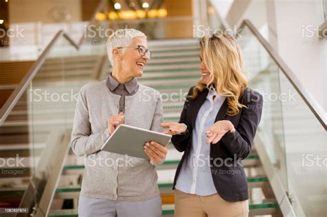 수석 및 디지털 사무실에 서 있는 젊은 경제인 타블렛 및 토론 기업 비즈니스에 대한 스톡 사진 및 기타 이미지 기업 비즈니스 노인 동료 Istock