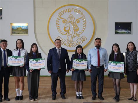 Дундговь аймаг элсэлтийн шалгалтад 700 800 оноо авсан 21 төгсөгчид нэг сая төгрөгийн урамшуулал