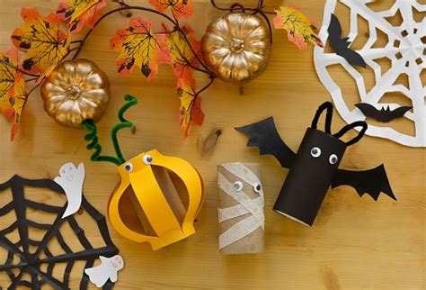 화장지 롤 수제 뱀파이어 박쥐 미라 호박에서 할로윈 장식 아이들을위한 쉬운 종이 공예품 말기에 대한 스톡 사진 및 기타 이미지 Istock
