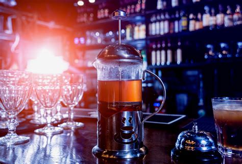 바 카운터의 유리 주전자에서 차 레스토랑 나이트 라이프 0명에 대한 스톡 사진 및 기타 이미지 0명 노랑 빨강 Istock