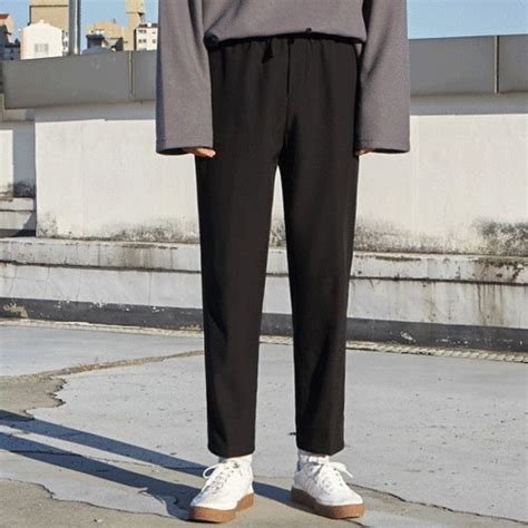 검정색 슬랙스에 크림색 맨투맨 지식in