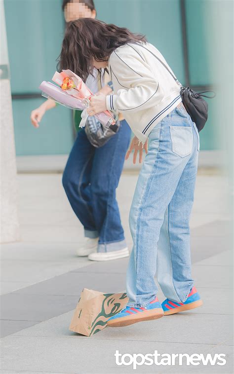 [hd포토] 레드벨벳 Red Velvet 웬디 선물 떨어트리고 완들짝 웬디의 영스트리트 출근길 네이트 연예