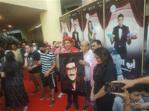 هاني رمزي يحمل صورة سمير غانم في افتتاح أبو العربي