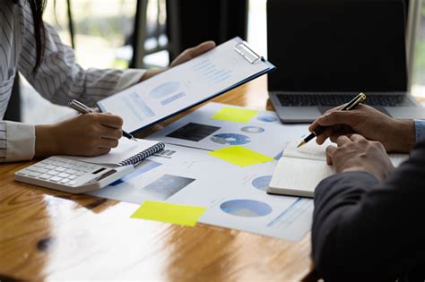 비즈니스 동료 팀은 회계 재무의 새로운 프로젝트 아이디어 발표 및 금융 비즈니스 투자 고문의 회의 전략 계획으로 작업하고 분석합니다 2명에 대한 스톡 사진 및 기타 이미지