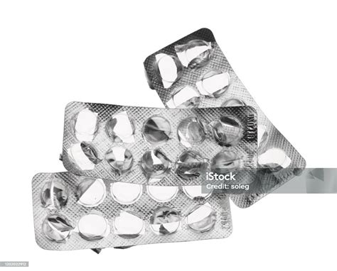 오래되고 사용 된 알약 물집 포장 빈 흰색 배경에 알약없이 열었습니다 건강 관리 및 의약품 개념 제약 산업 약국 알약에 대한 스톡 사진 및 기타 이미지 Istock