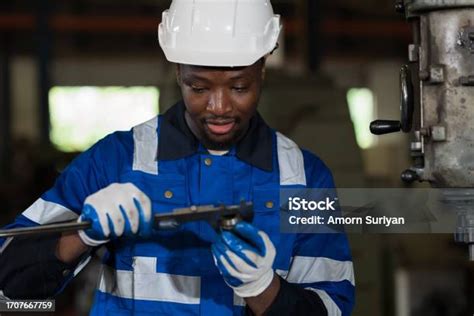 산업 공장에서 선반 기계로 일하는 남성 엔지니어 노동자 안전 유니폼 헬멧을 착용 남성 기술자 작업장 공장에서 기계의 유지 보수