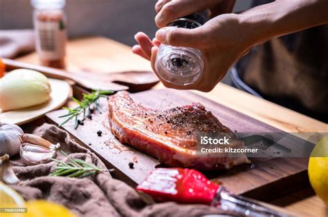 주방에서 바비큐 소스를 곁들인 돼지고기 다진 스테이크를 준비하는 셰프 고급 요리에 대한 스톡 사진 및 기타 이미지 고급 요리 고기 도마 요리 도구 Istock