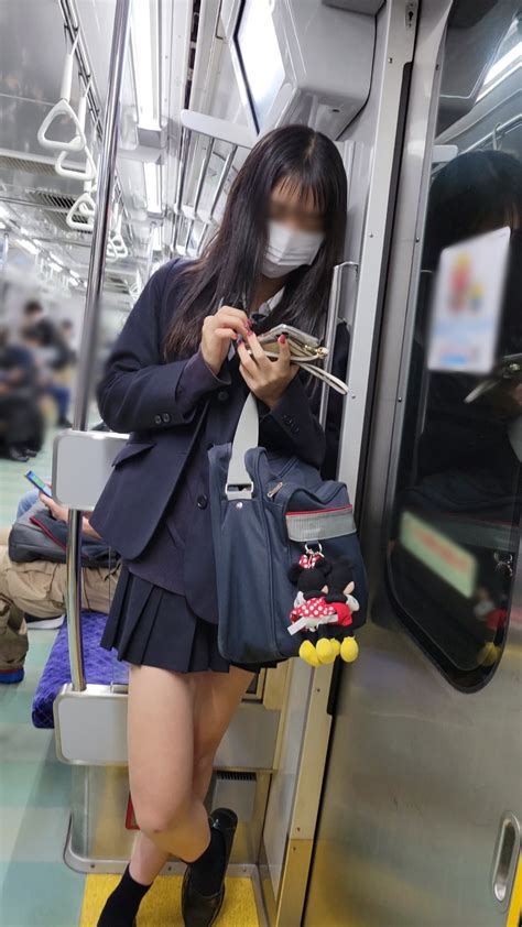 【画像】油断しまくりな制服女子高生を凝視出来ちゃう電車内写真 Jkちゃんねる 女子高生画像サイト