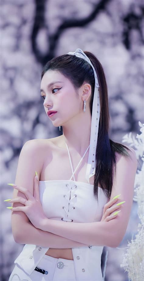 Pin by 𝐒𝐢𝐥𝐯𝐚𝐧𝐚 on ITZY Itzy Pure products Kpop