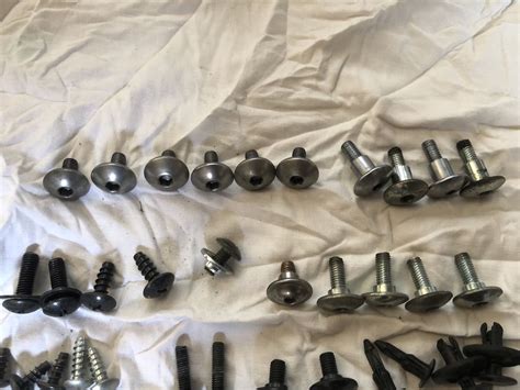 Suzuki Gsx S 1000 S Śrubki Śruby Do Plastików Owiewek Kołki Komplet