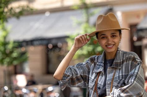 Jovencita Linda Con Sombrero De Paja Que Se Ve Feliz Imagen De Archivo Imagen De Sonriente